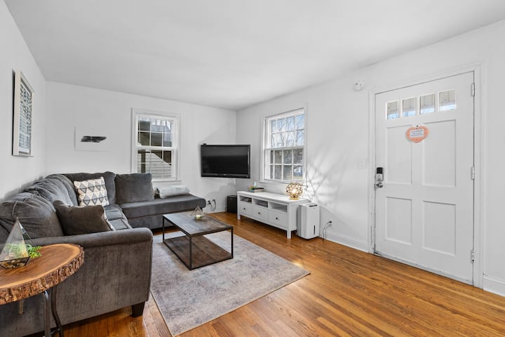 Modern, Pet-friendly Home, Near Downtown Nashville - Nashville, TN