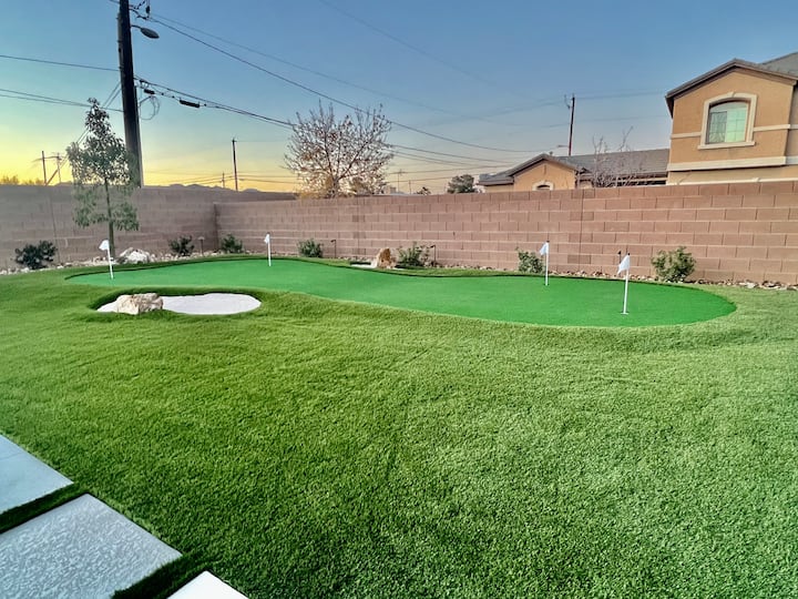Pool, Hot Tub, Putting Green! - Las Vegas, NV