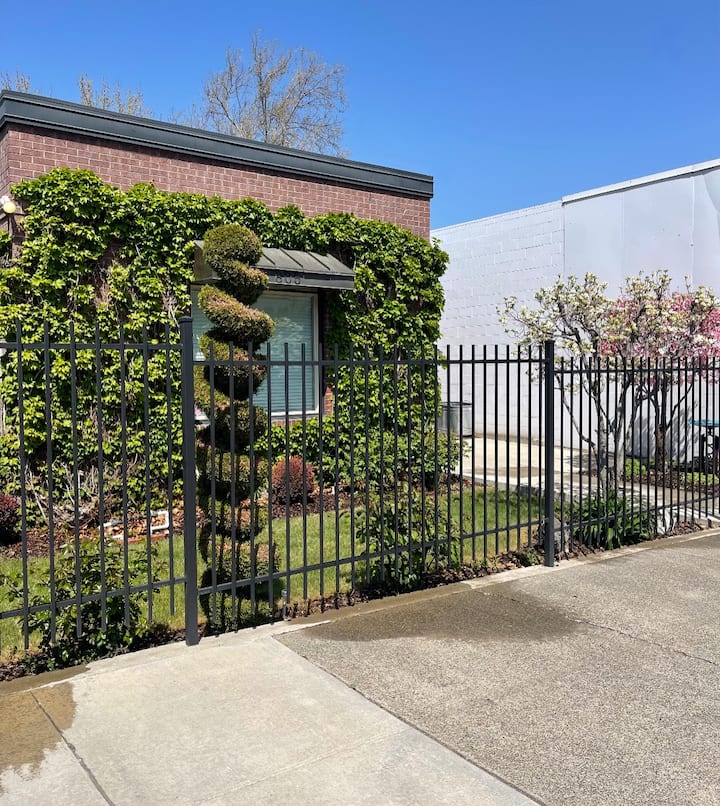 House That Sleeps 16 In The Heart Of Yakima - Yakima, WA