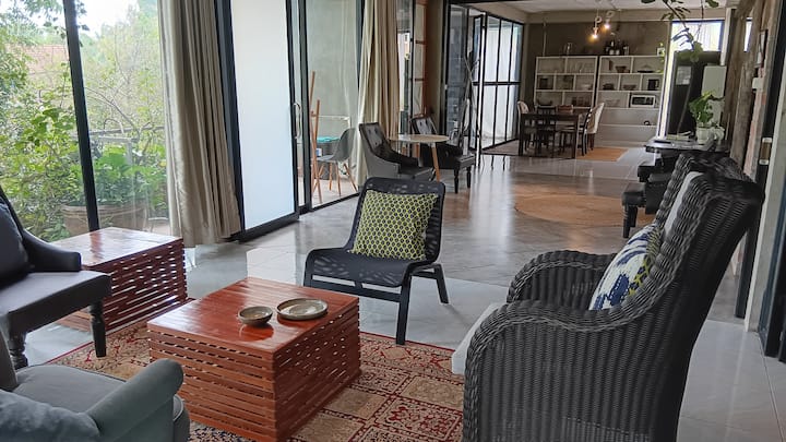 Leafy Pal- Entire Level Apartment Above Café - Vientiane