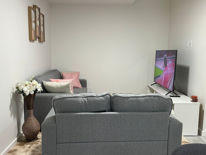 The Clean, Cozy King Suite - Edmonton, Canada