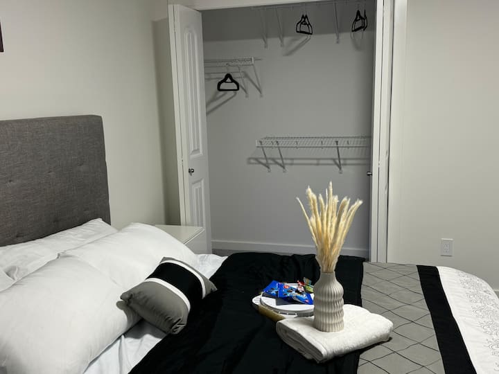 The Clean, Cozy King Suite - Edmonton