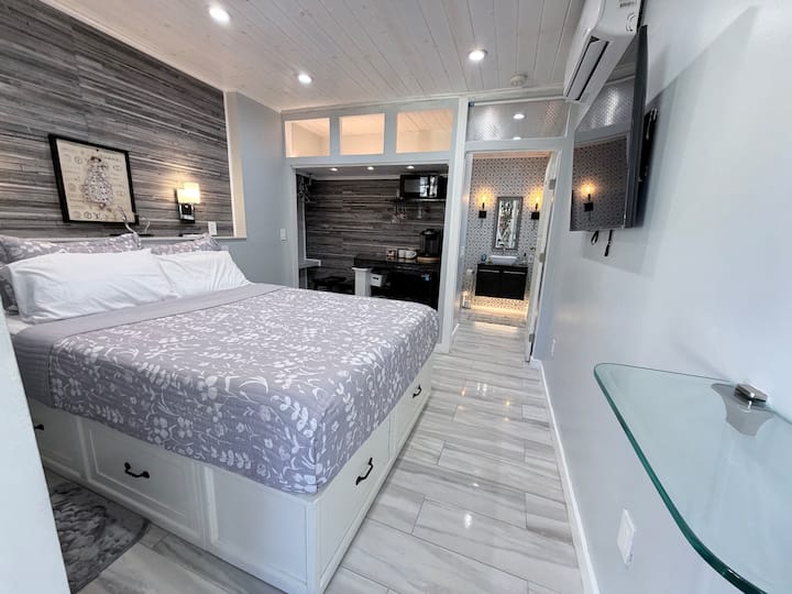 Artist’s Garden In Studio Historic Old Northwood - West Palm Beach, FL