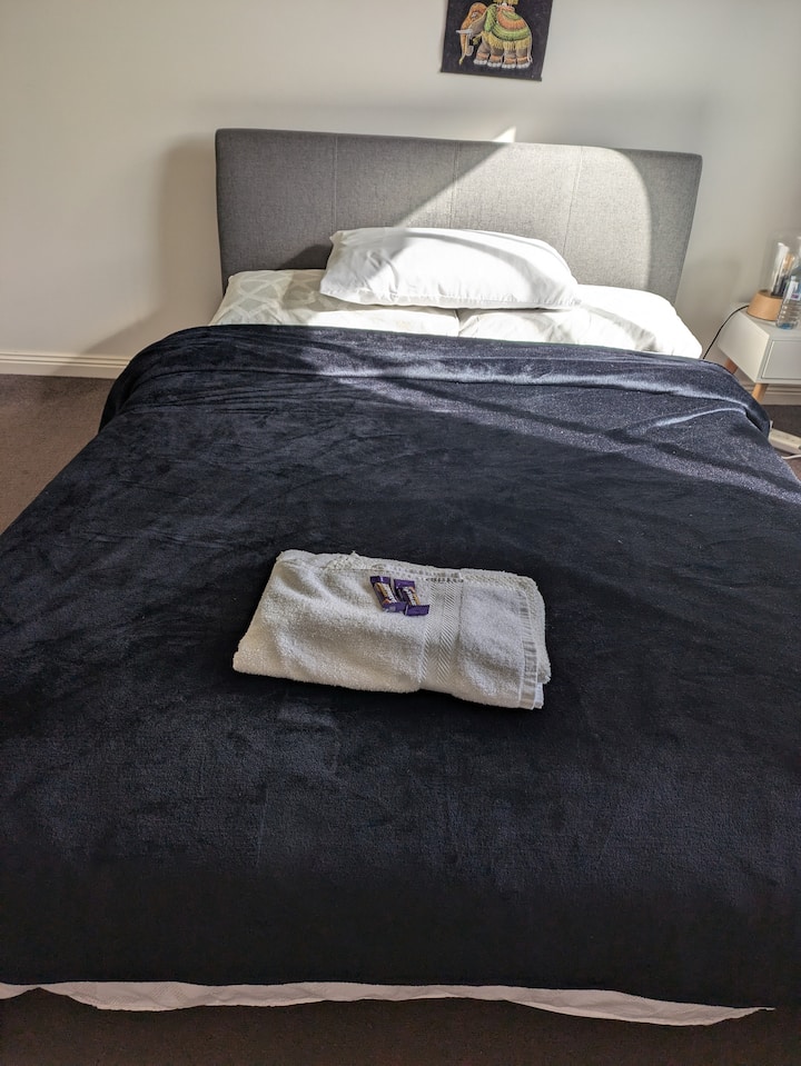 Quiet With Lots Of Indoor Plants Queen Size Bed - Ballarat