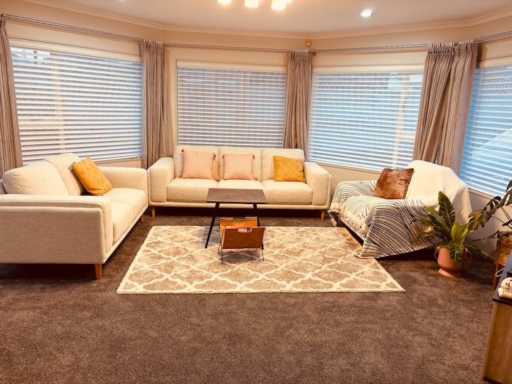 Luxurious Modern Accommodation In East Auckland - Waiheke Island