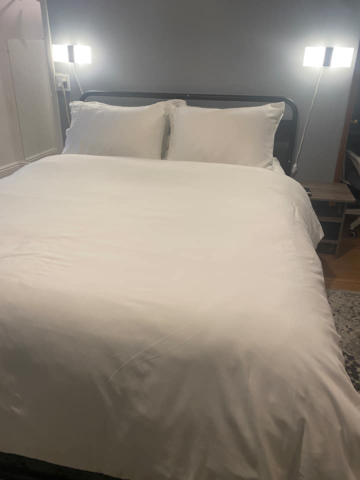 Spacious One Bedroom Suite. Short Walk To Subway - Queens, NY