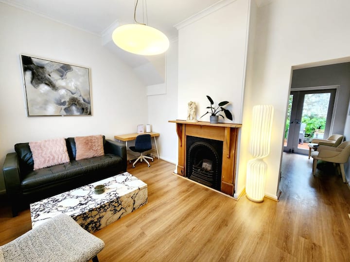 Pyrmont Paternoster With Parking - North Sydney