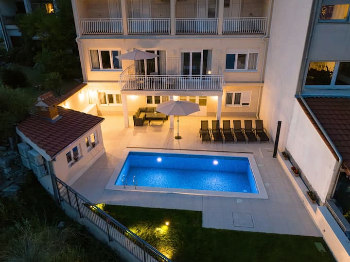 King Bedroom With Pool View - Podstrana