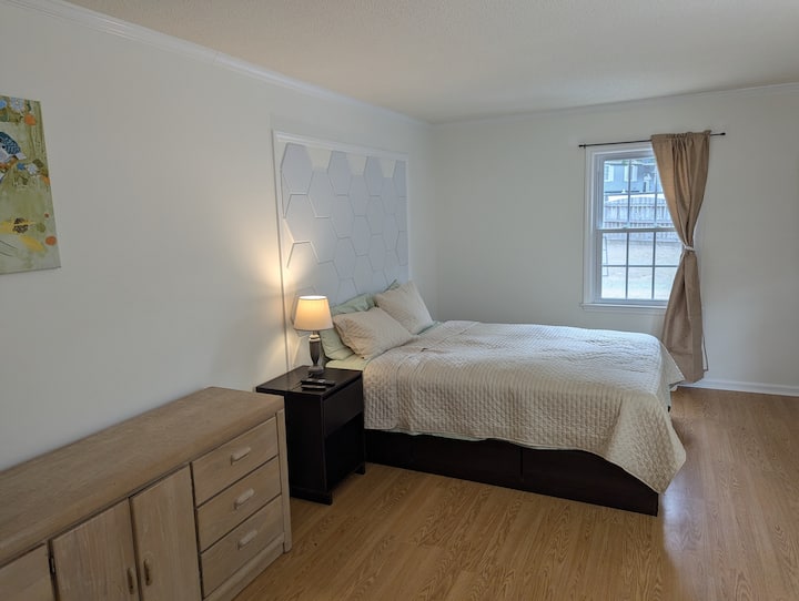 Huge North Hills Room - Raleigh, NC