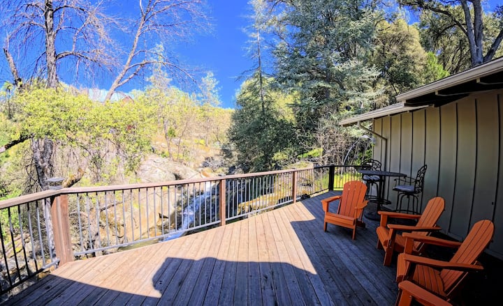 Yosemite Waterfall Retreat: Modern & Scenic - Oakhurst, CA