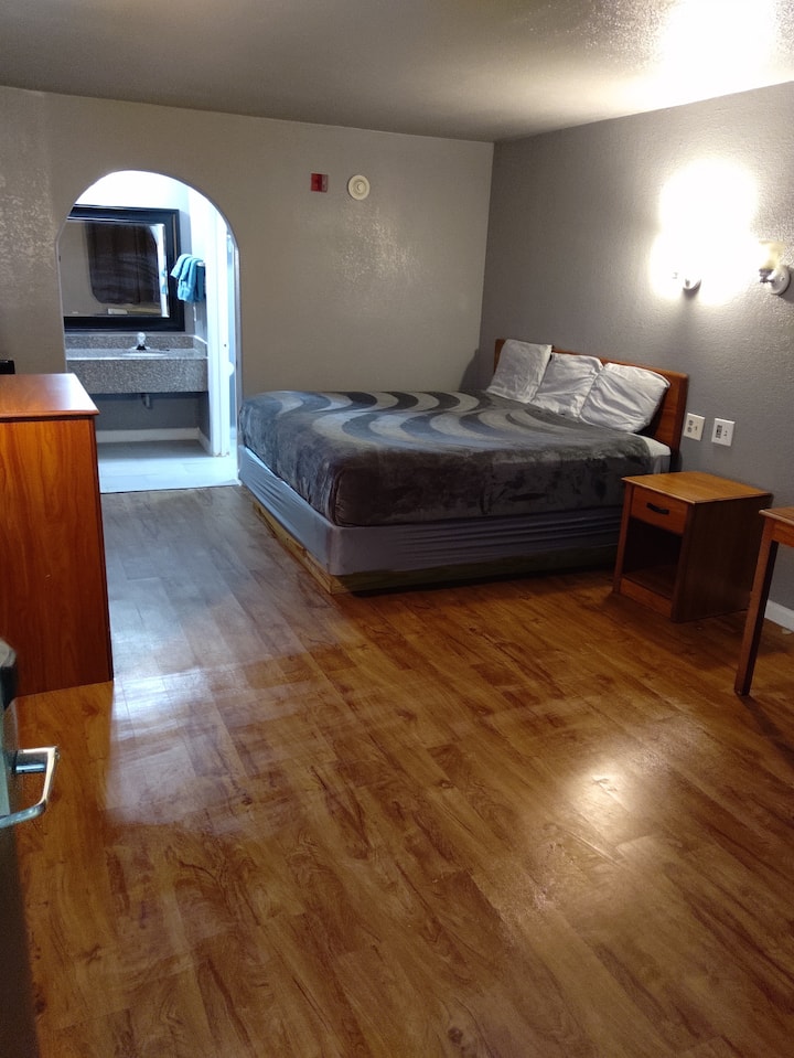 (103) 1 King Beds Hotel Studio - Livingston, TX