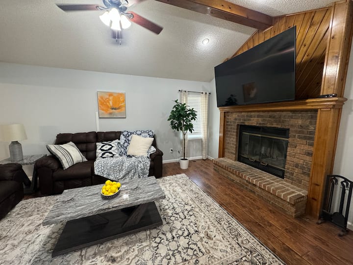 Entire Home In Lee’s Summit. Fenced Yard. - Paradise Park, Lee's Summit