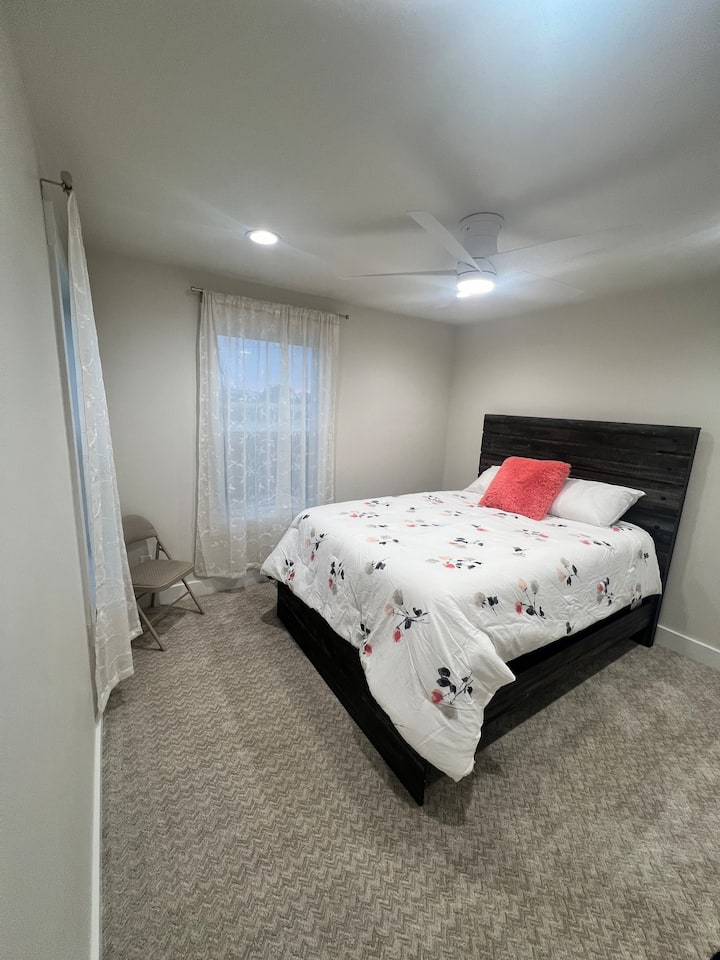 New Private En-suite Room W/ Queen - Logan, UT