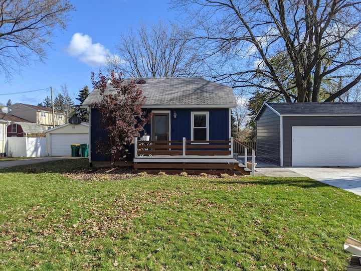 Charming And Cozy Hideaway - Auburn Hills, MI