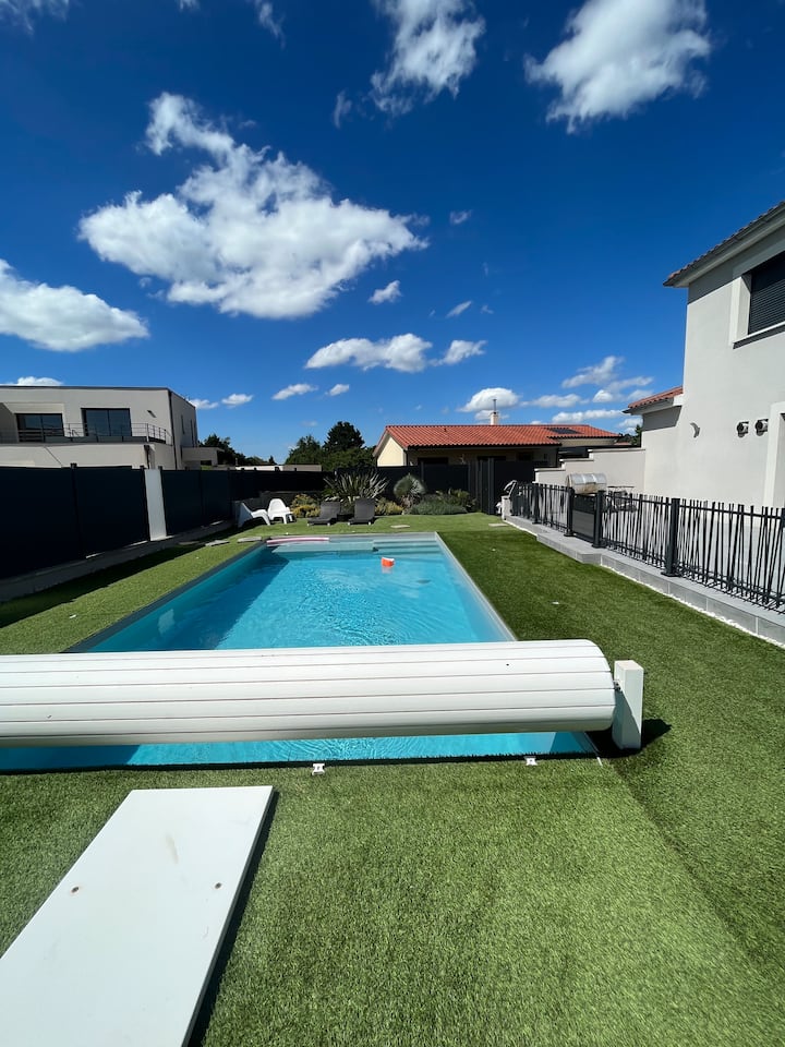 Maison Piscine, Terrain De Boule - Saint-Étienne