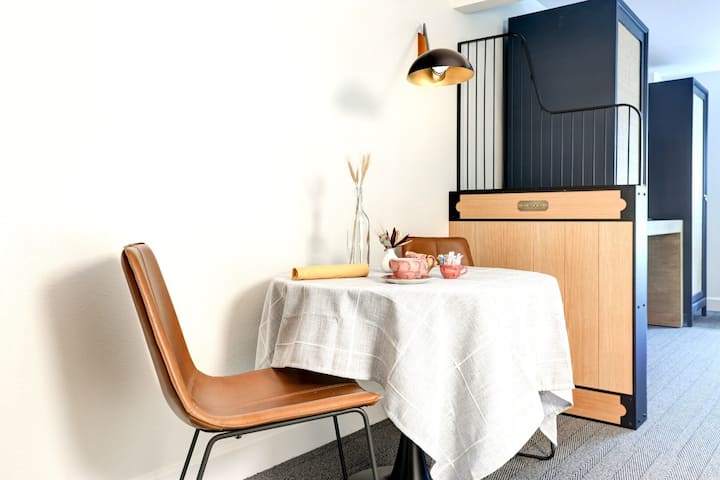 Elwood Queen, Premier Room, Central | 2 Units - Lexington, KY