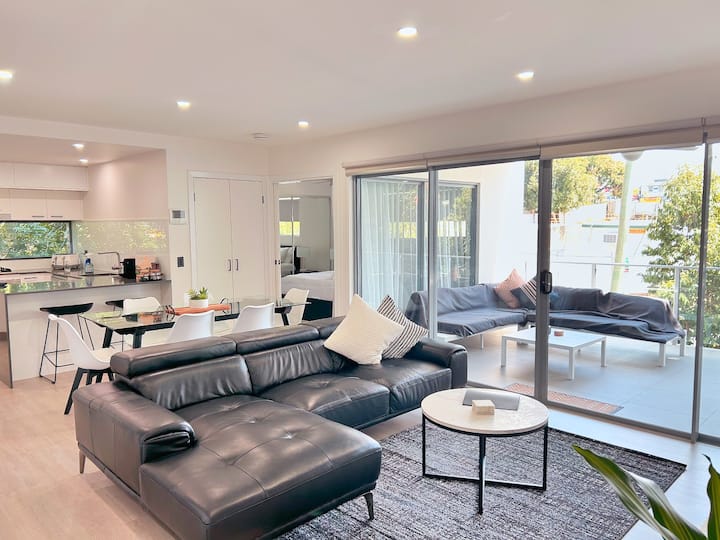 Leafy & Spacious Apt W/balcony, Parking & 65" Tv - 