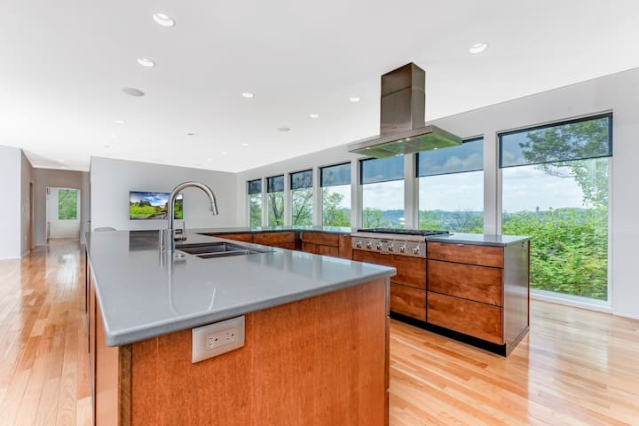 Modern Luxury Steps (0.4 Mi) From Stadium - Morgantown, WV