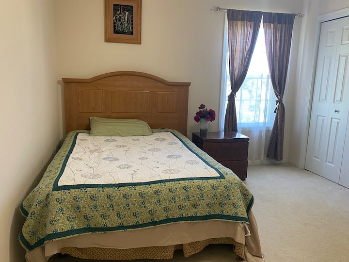 Sweet And Cozy Room In Champaign - Champaign, IL