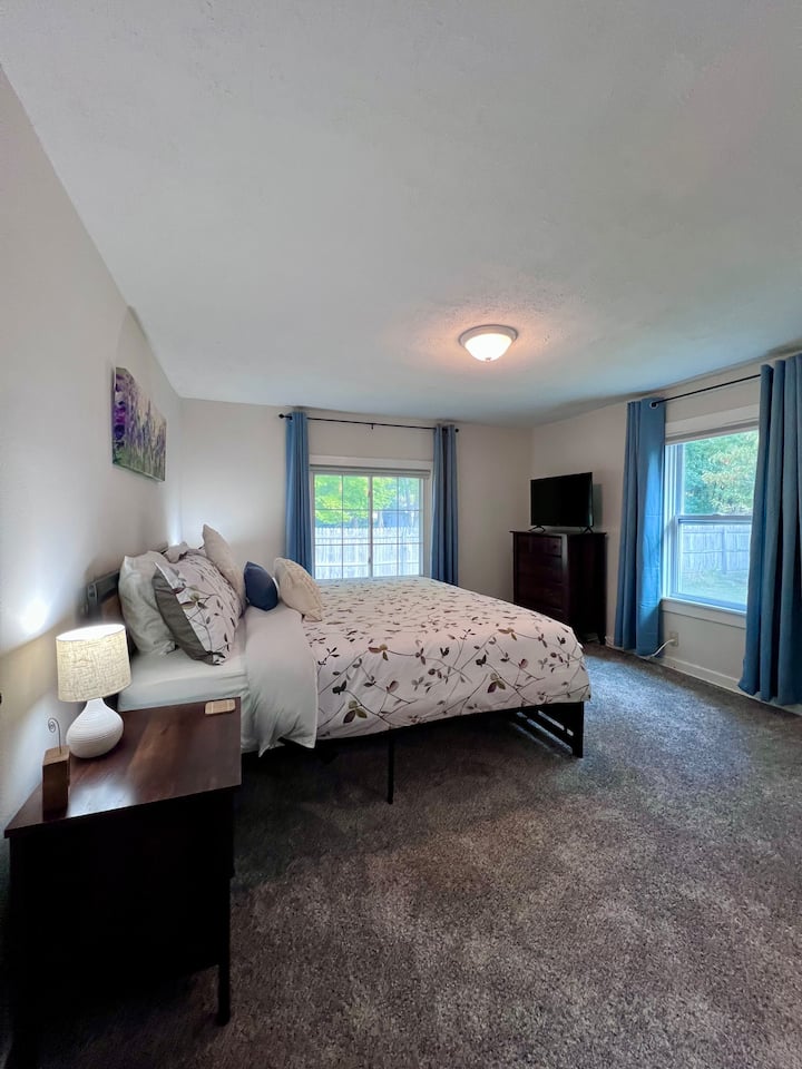 Waves, Wags, And Wine - 2 Bed/2 Bath Near Beaches - Stevensville, MI