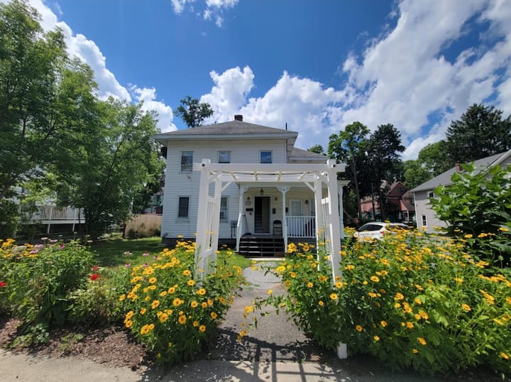 Spacious 2 Bedroom Downtown - Pittsfield, MA