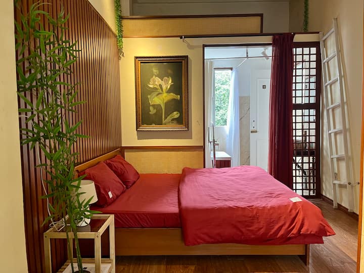 Old Hanoi Apartment Of 1980s/bathtub/trainview - Hanoi