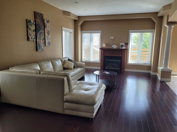 Grand Group | Sleeps 14 | 5 Parking | 3.5 Baths - St. Jacobs
