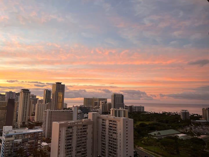 Sunrise View 29th Fl Walk To Beach - O‘ahu, HI