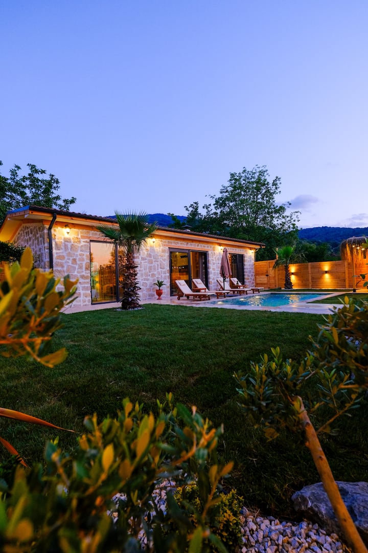 Sapanca’da Sıcak Havuzlu şıK Taş Ev - Sapanca