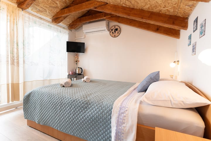 Cozy Room "Under The Sky" + Free Pool, Wifi ,Bikes - Rovinj