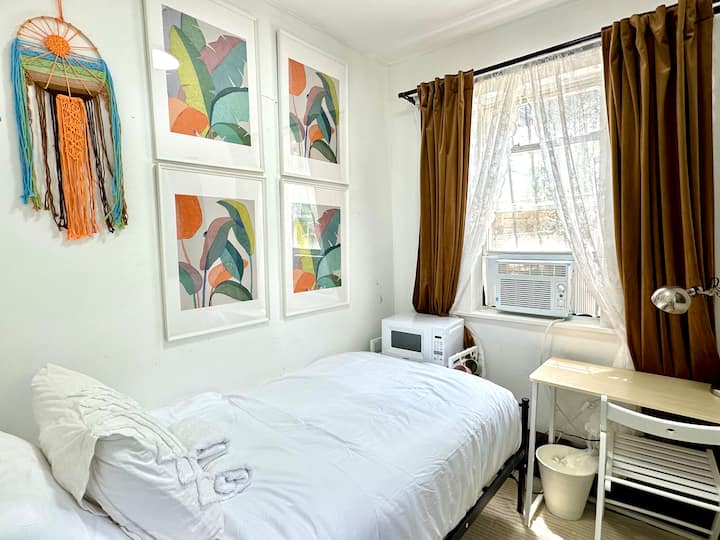 Private Dorm | Yard Access, Wifi & Mini Fridge - Jersey City, NJ