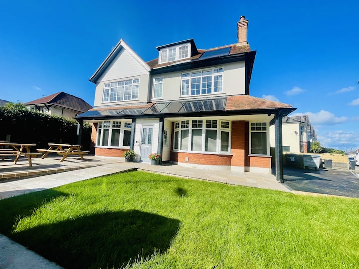 Light & Spacious 9 Bed House - Sandbanks