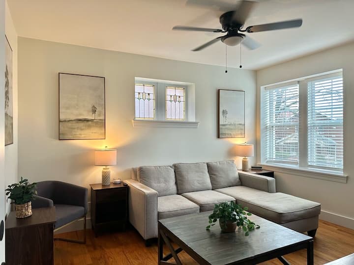 Central Apt With Office & Balcony - University City, MO