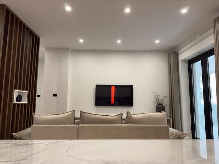 Modern Meets Comfort 2 Br Apartment In Bllok - Tirana