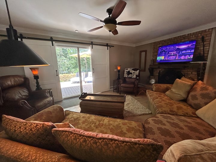 Hilltop Hideaway • Hot-tub • Theater • Bar - Brighton, MI
