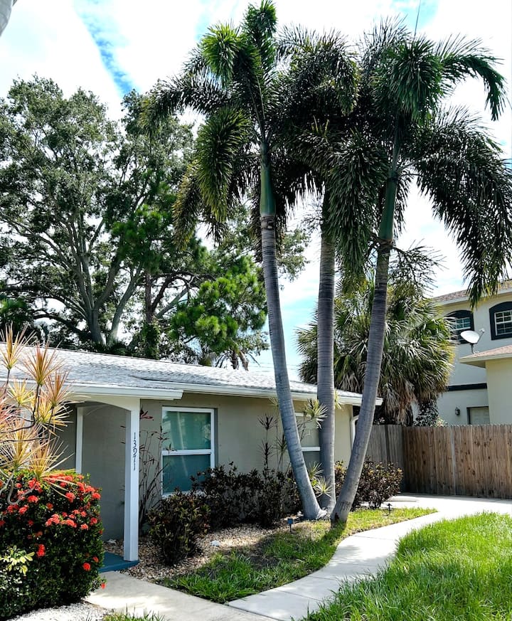 Coastal 4-bed Home, Heated Pool, 3-min To Beach! - Indian Shores, FL