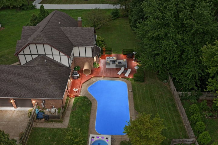 Luxevilla: Pool, Games, Hot-tub, Sauna, Pets Ok - Terre Haute, IN