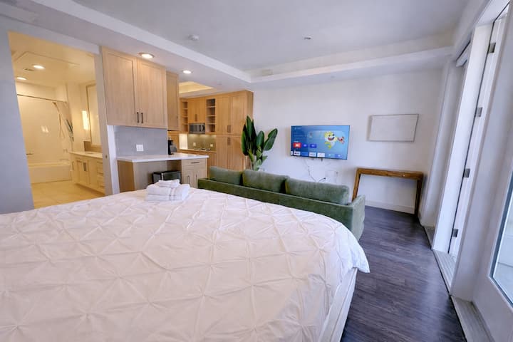 Irvine Studio | I-405 Jamboree King Bed Uci - Tustin, CA