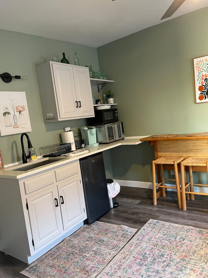 Enchanting Private Space With Kitchenette - Norwich, CT