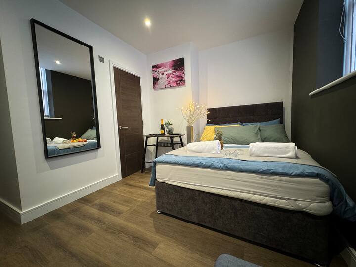 Studio Luxury Apartment Private Parking Sleeps 3 - Huddersfield