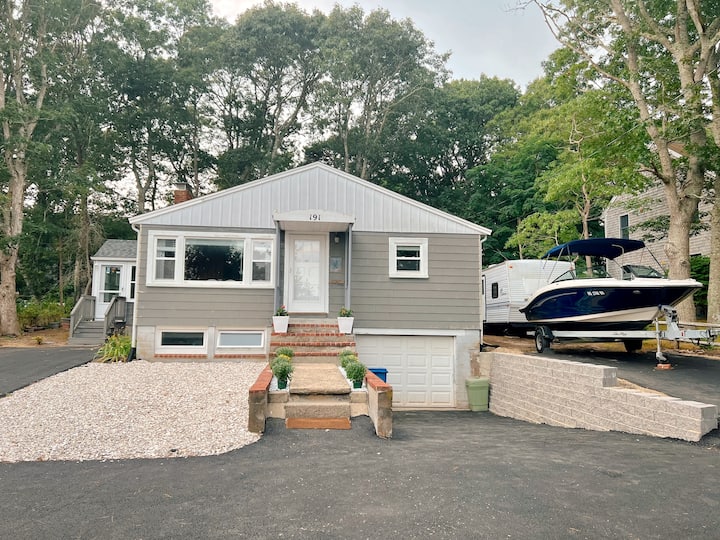 Coastal Cottage W/ Beach Access - Old Silver Beach, MA