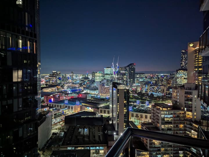 Sky High. Great Views. 1 Free Car Space. Sleeps 9. - Melbourne