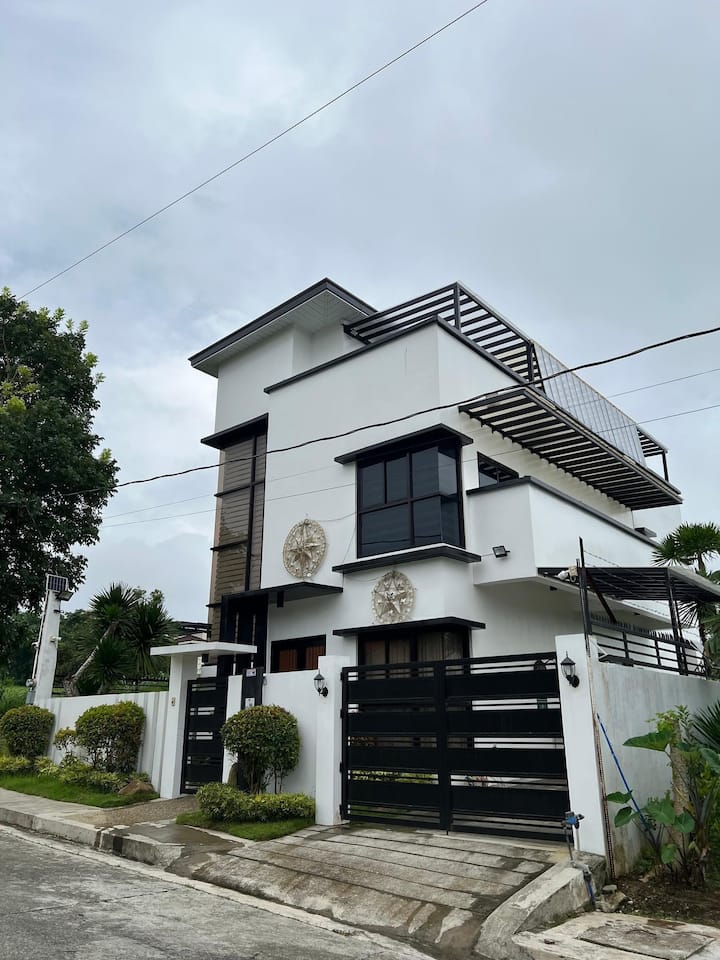 Waki's White House - Tagaytay