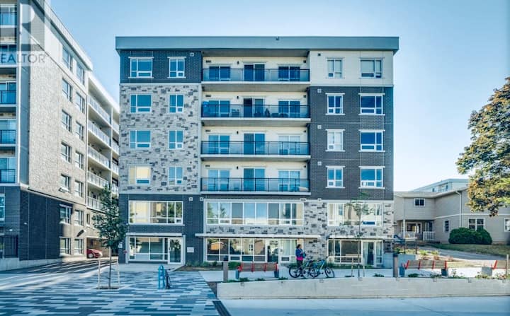 Condo 

Entire 2b/2b By Wlu/uw With Parking - Waterloo, Ontàrio, Canadà