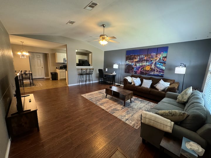 Urban Bliss. Spacious. 3 Br/2 Ba. Fenced Backyard. - Fort Smith, AR