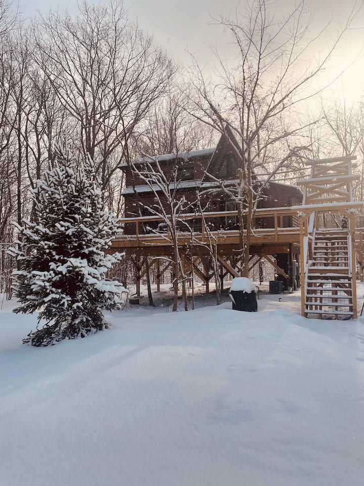 Jubilee Treehouse: Get Away! Hot Tub, Fireplace, - Erie, PA