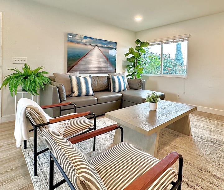 Lush Costa Mesa Retreat I Beach I Disney I Balcony - Costa Mesa, CA