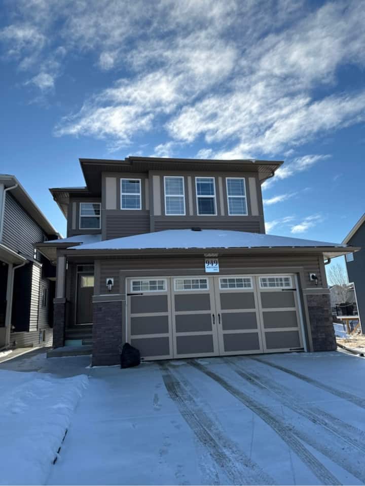 You Will Have A Cozy Bedroom - Airdrie