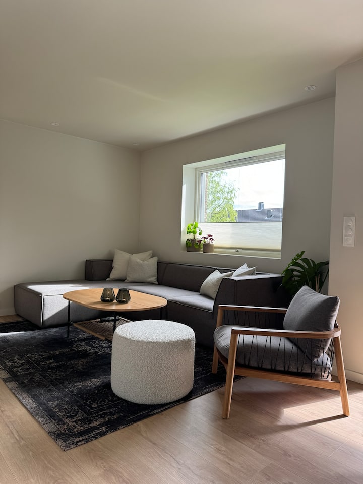 Moderne, Sentral Med Balkong Og Gateparkering - Kristiansand