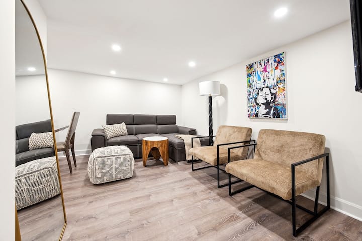 5 Bedroom Lower Duplex 2 Parking - Montreal